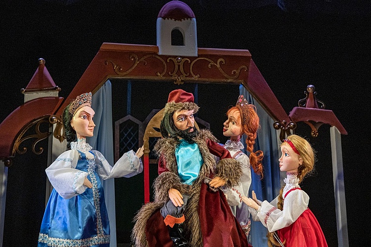 Latvijas Leļļu teātra krievu trupā top skaistules un briesmoņa stāsts ...