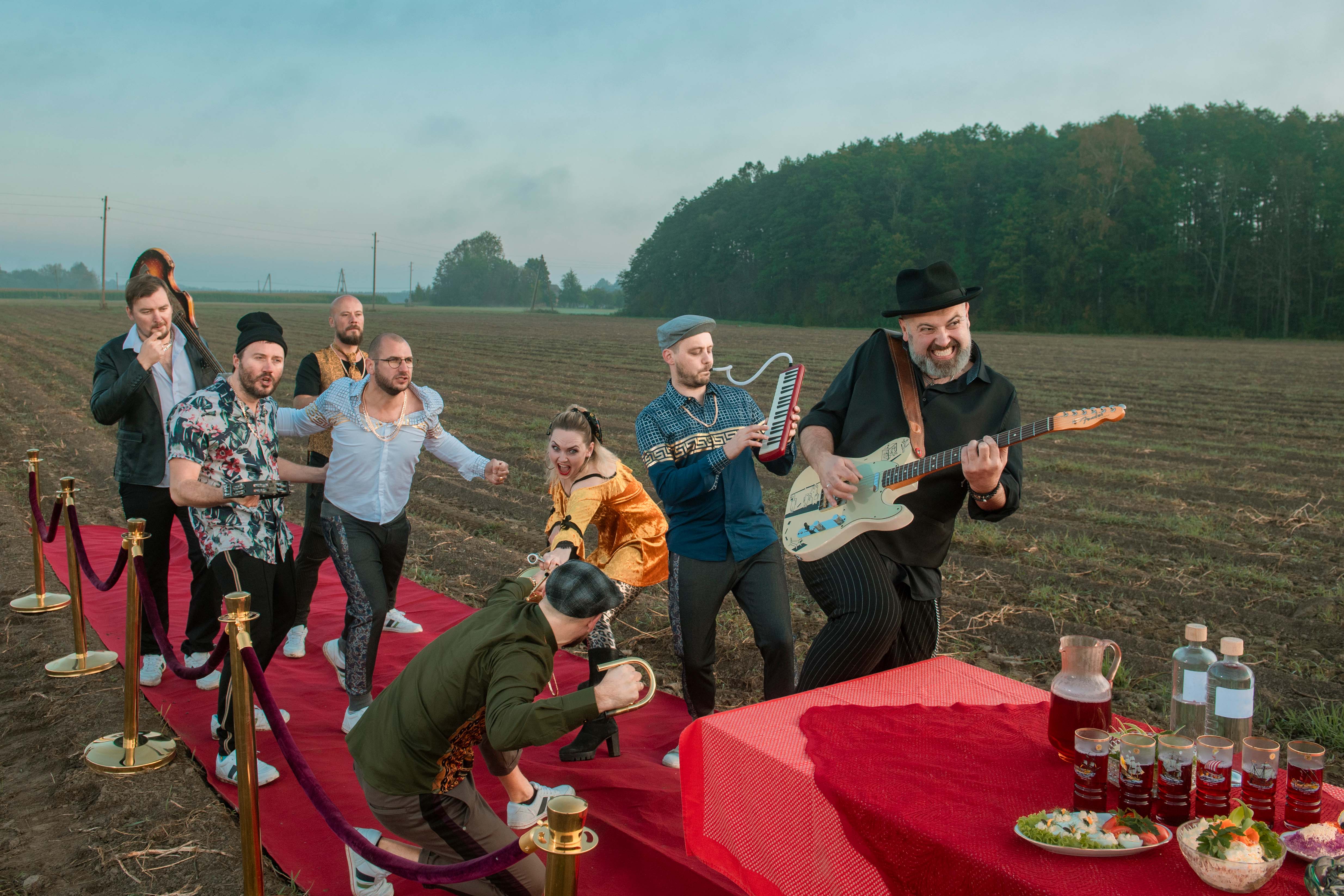 “Very Cool People” piedāvā Vecgada svinību singlu | Rīts.lv, Latvijas ...